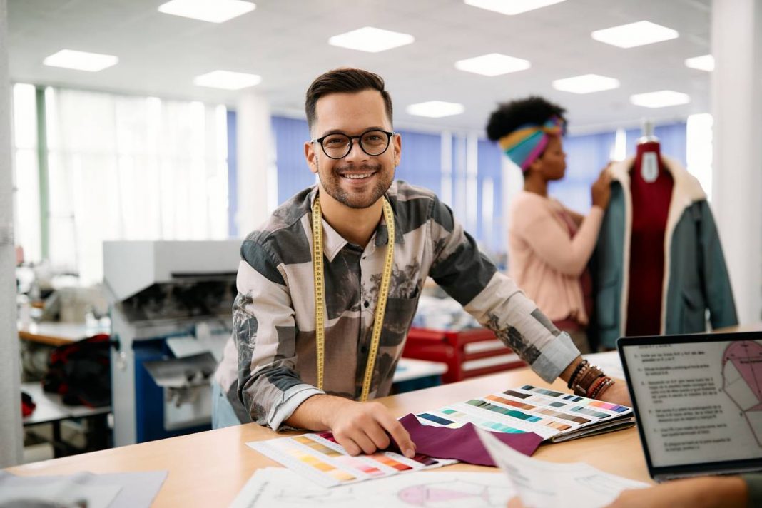 Mode : zoom sur le métier de styliste-modéliste | Via Métiers