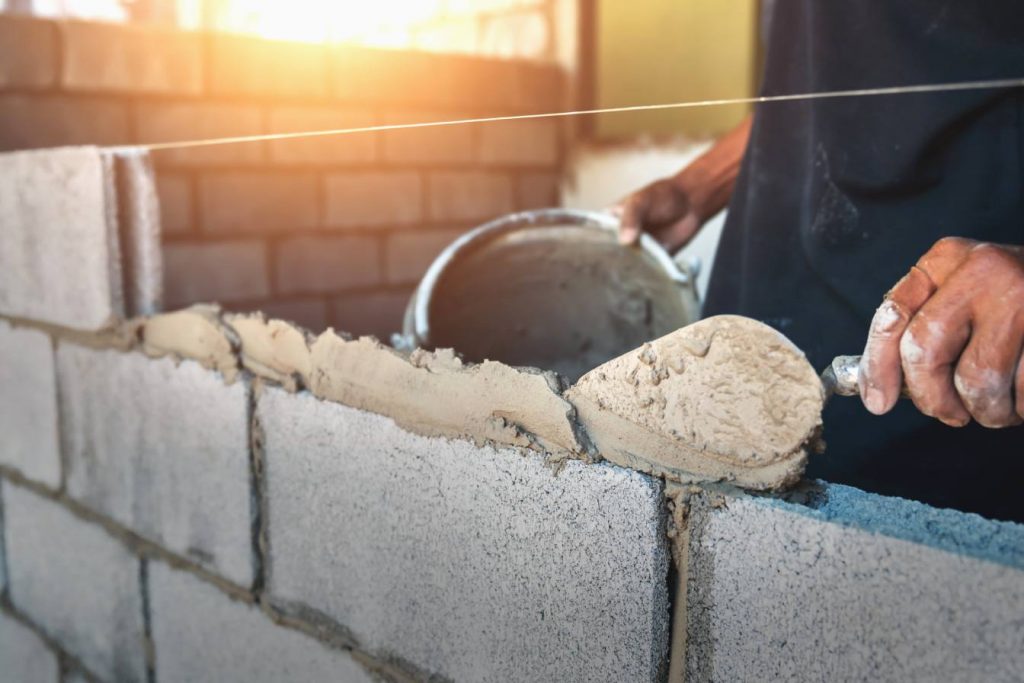 Devenir Maçon : missions, formations et salaire