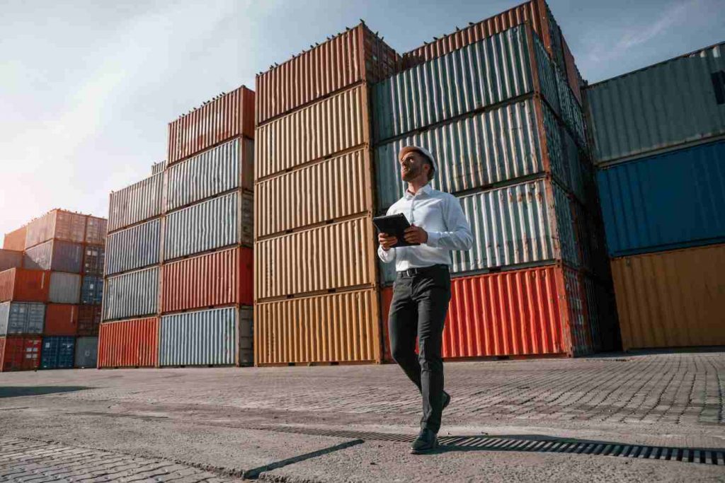 Devenir Déclarant en douane : missions, formations et salaire